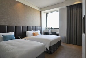 Roupa de alta qualidade, edredões de penas, cofre no quarto, secretária