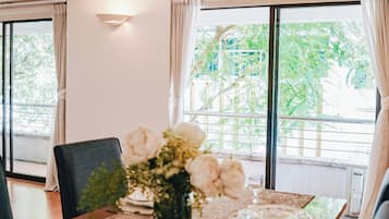 Um frigorífico/congelador grande, um micro-ondas, um forno