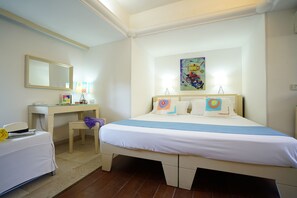 Cofre no quarto, secretária, cortinas/cortinados opacos 