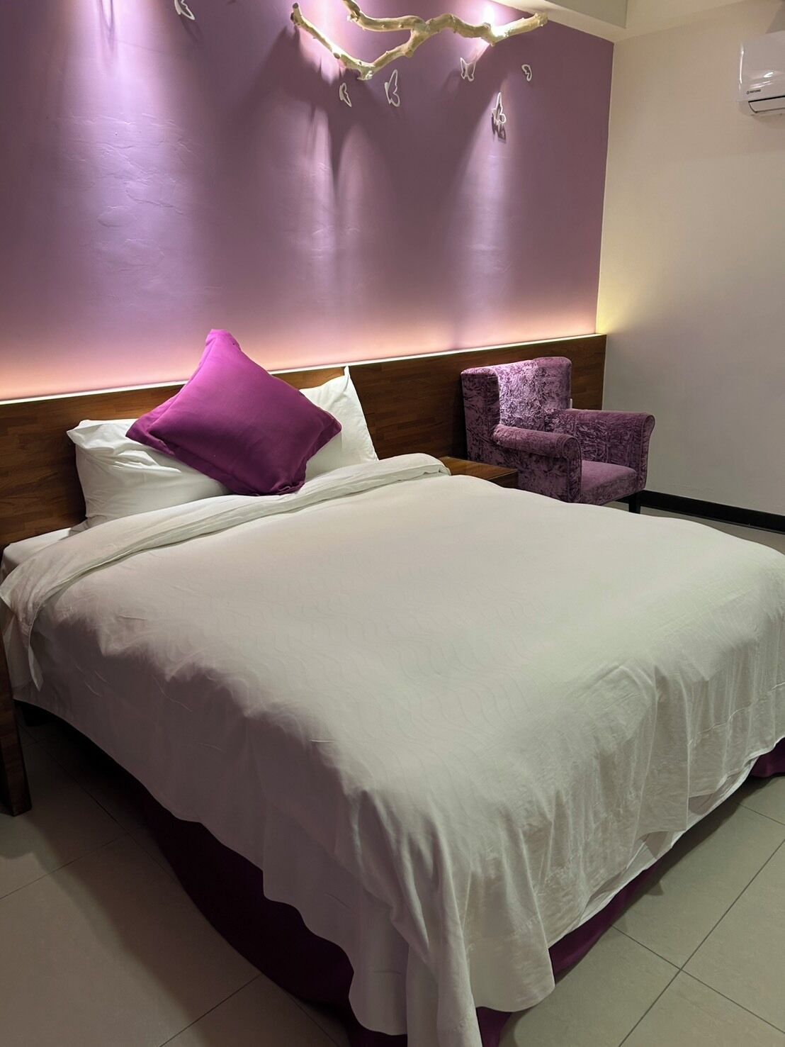 Quarto casal, 1 cama Queen, sacada, vista para a montanha | Frigobar, cofres nos quartos, cortinas blackout, Wi-Fi de cortesia