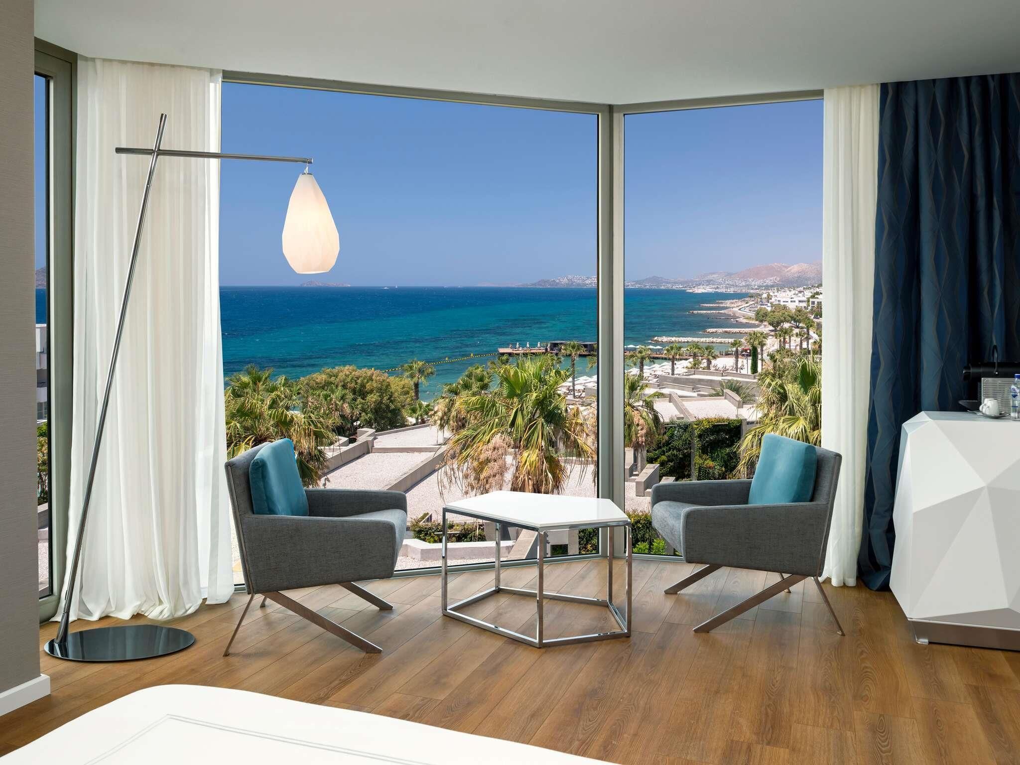 Suíte família, 1 cama King, vista para o mar | Frigobar, cofres nos quartos, escrivaninha, quartos à prova de som