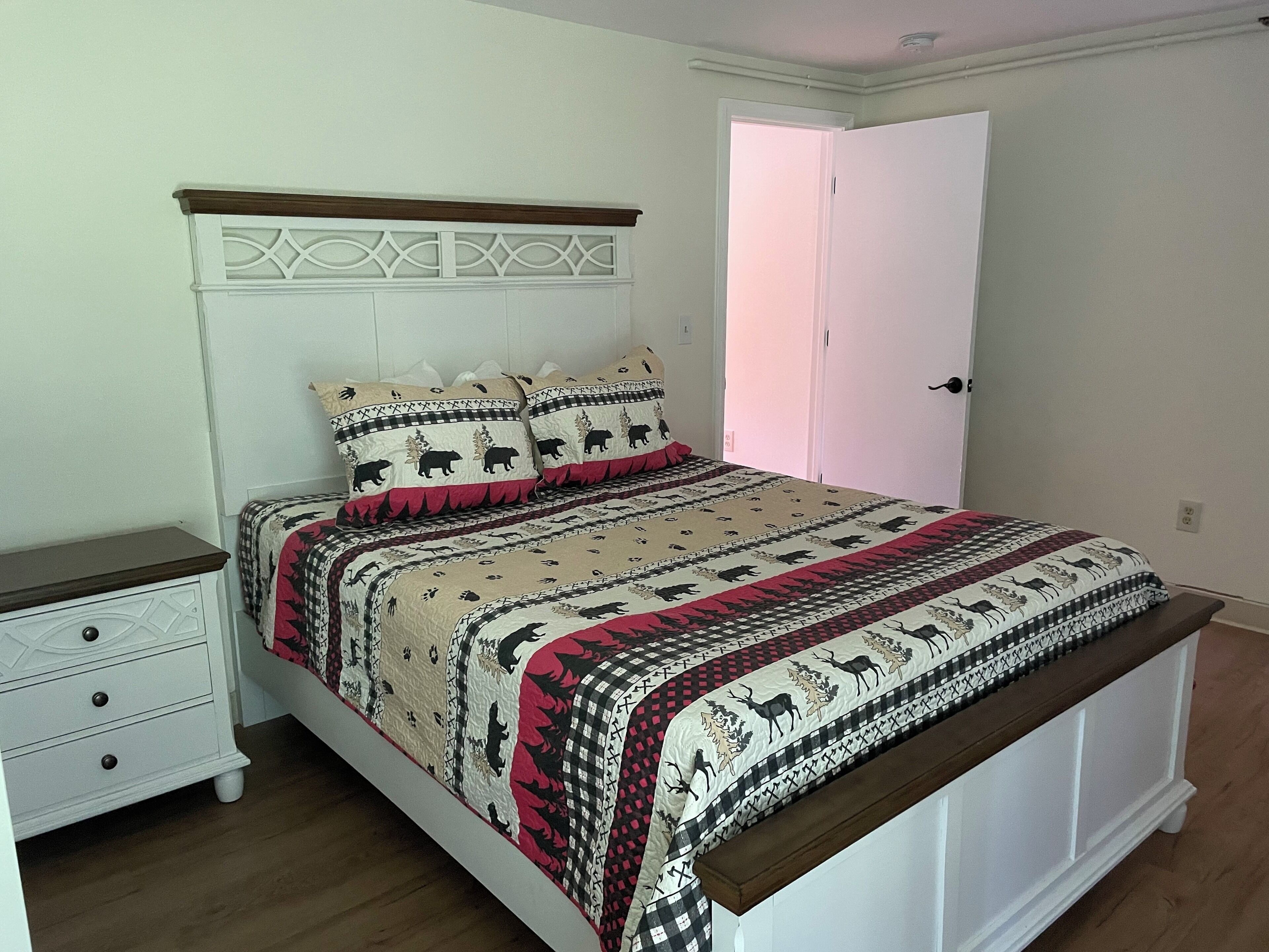 1 quarto, com decoração personalizada, com mobília individualizada 