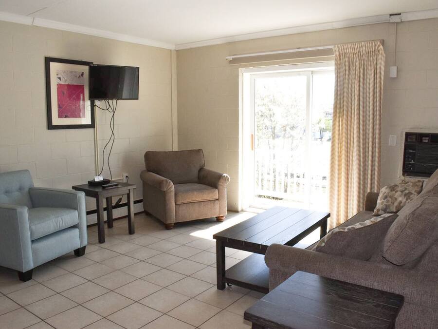 Suíte standard, 2 quartos | Sala de estar | Smart TV 55 polegadas com canais a cabo