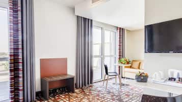 Quarto casal ou duplo superior, acessível, banheira | Área de estar | TV de tela plana