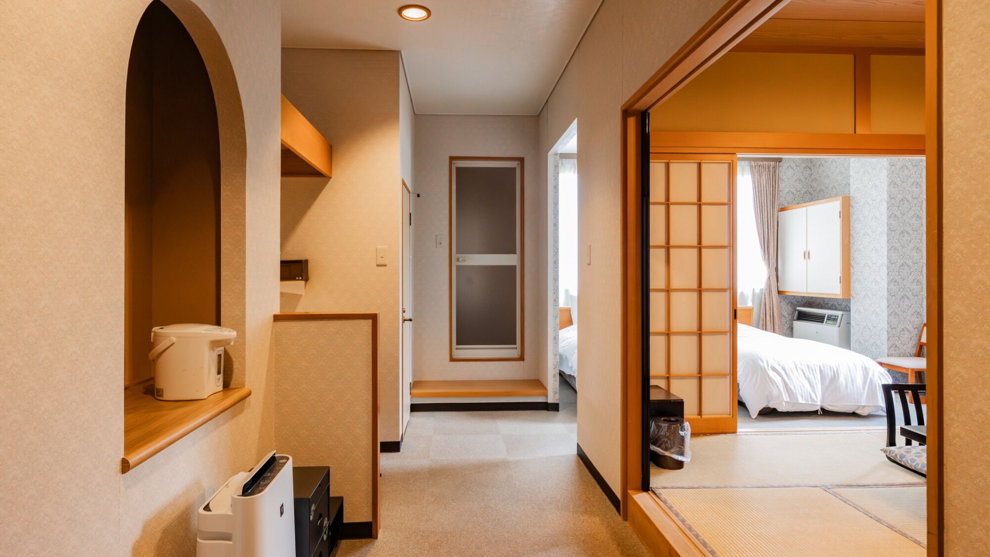 Quarto de hotel com cama, banheiro, vaso sanitário e pia.