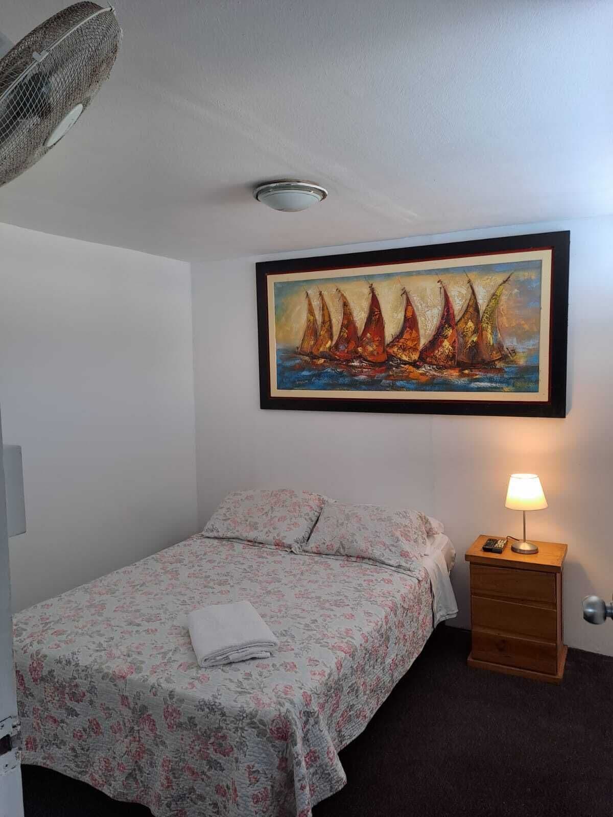 Ferro/tábua de engomar, Wi-fi grátis, roupa de cama fornecida 