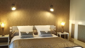 Chambre Familiale Confort | Com decoração personalizada, secretária, cortinas/cortinados opacos