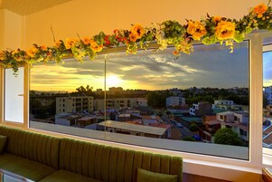 Café da manhã, almoço e jantar; culinária peruana 