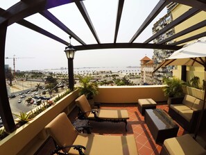 Este bar no terraço do hotel 