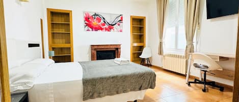 Quarto casal superior | Escrivaninha, Wi-Fi de cortesia, roupa de cama