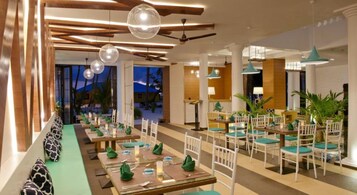 Pequenos-almoços, almoços, jantares servidos, com vista para a praia 