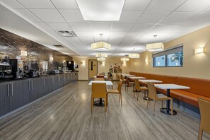 Café da manhã com buffet grátis todos os dias