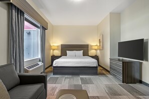 Camas com colchões pillow-top, escrivaninha