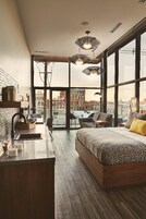 Quarto, 1 cama king-size, varanda | Roupa de alta qualidade, cofre no quarto, cortinas/cortinados opacos 