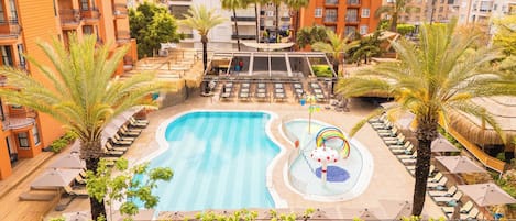 2 piscinas externas, funciona das 8h às 19h, guarda-sóis