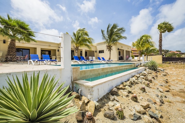 Piscina exterior, espreguiçadeiras