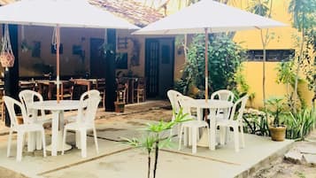 Café da manhã com buffet grátis todos os dias