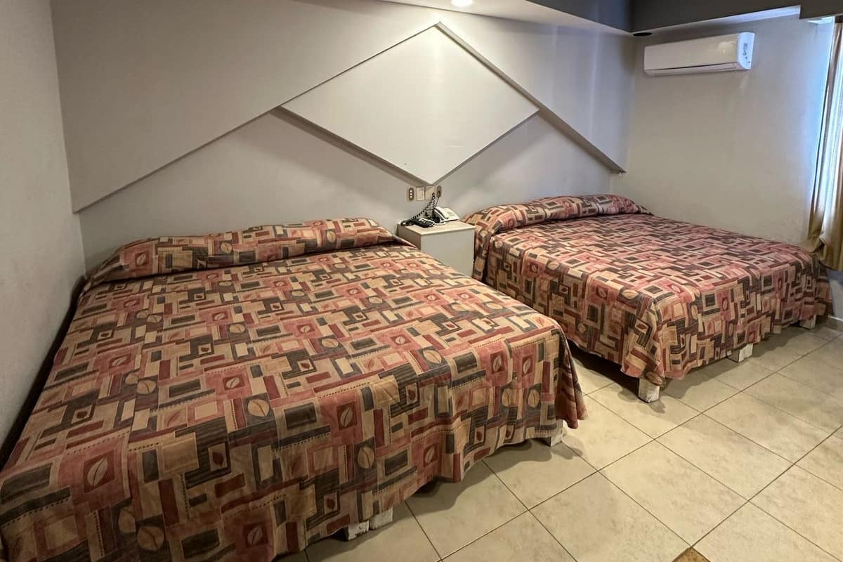 Quarto casal standard | 16 quartos, cortinas blackout, ferros/tábuas de passar roupa