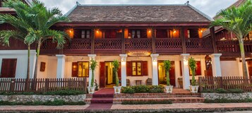 Um edifício de madeira tradicional com uma placa que diz 'Mekong Riverside'.