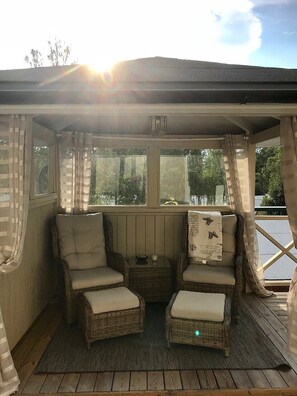 Suite Exclusiva, 1 cama queen-size, sauna, vista para o jardim | Com decoração personalizada, com mobília individualizada, secretária 