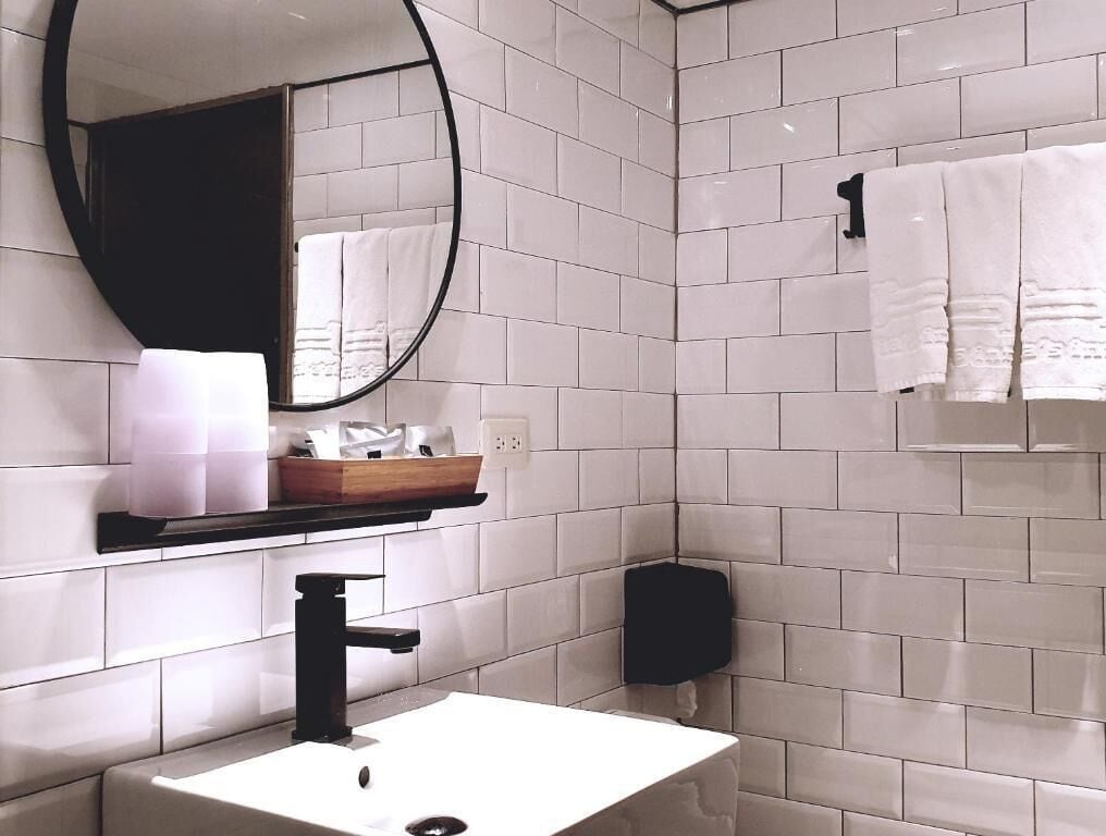 Quarto casal standard | Banheiro | Chuveiro, secador de cabelo, toalhas de banho, shampoo