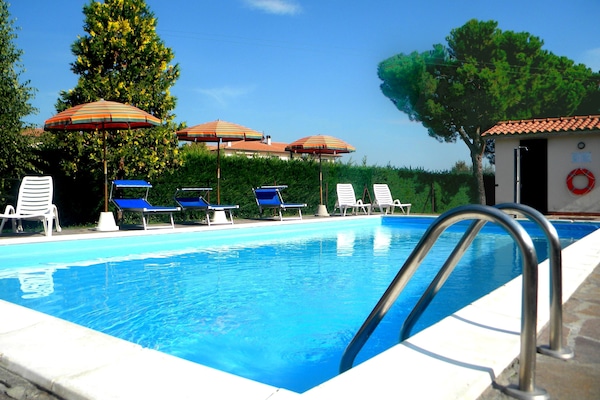 Piscina externa, guarda-sóis, espreguiçadeiras