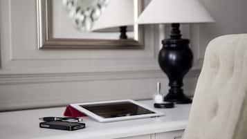 Uma secretária organizada com um tablet, um smartphone e uma caneta.