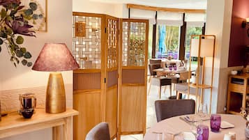 Serviço de almoço e jantar; culinária francesa, restaurante ao ar livre