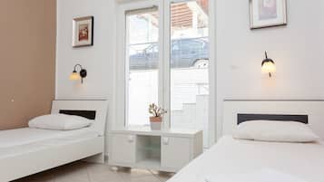 Apartamento standard, 2 quartos, terraço, vista para a piscina (Gallery) | 1 quarto, cofres nos quartos, escrivaninha