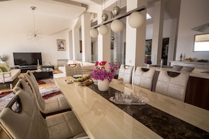 Penthouse Deluxe, 3 quartos, vista para o mar | Refeições no quarto
