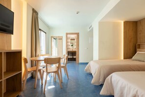 Apartamento Standard, varanda | Sala de estar | Televisor de ecrã plano de 22 polegadas com canais via satélite 