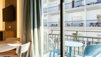 Apartamento Standard, varanda | Sala de estar | Televisor de ecrã plano de 22 polegadas com canais via satélite