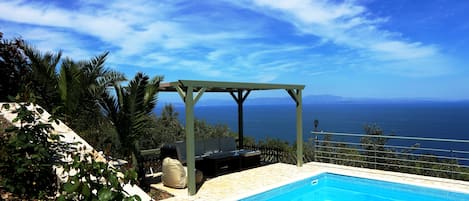 Piscina externa, guarda-sóis, espreguiçadeiras