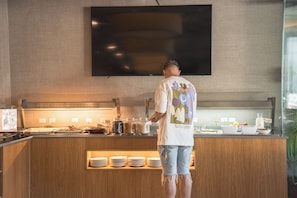 Pequeno-almoço tipo buffet mediante uma taxa aos fins de semana 