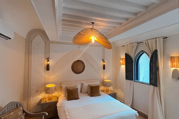 Quarto Duplo ou Twin Deluxe, frigorífico, junto ao pátio | Cofre no quarto, berços/camas para crianças, camas desdobráveis