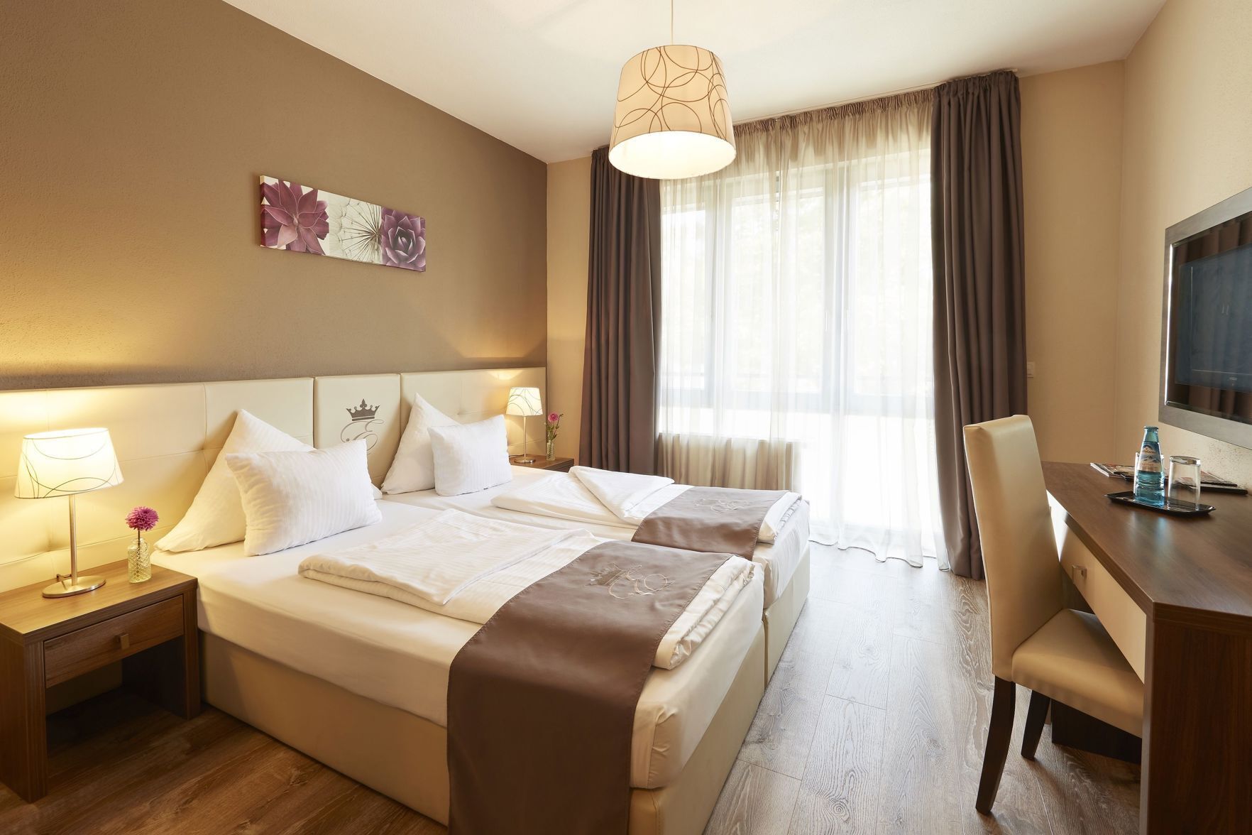 Roupas de cama premium, cofres nos quartos, individualmente decorados