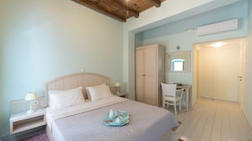 Quarto Duplo, varanda | Roupa de alta qualidade, minibar, com decoração personalizada