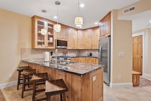 Condo | Cozinha privada | Geladeira, micro-ondas, fogão, lava-louças