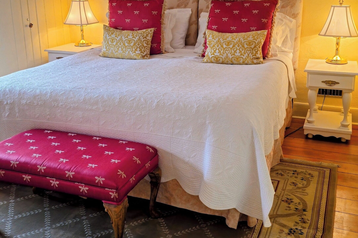 Quarto Clássico | Roupa de alta qualidade, com decoração personalizada