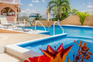 2 double Beds Deluxe Poolside | Piscina exterior | Piscina exterior, da(s) 09:00 à(s) 20:00, guarda-sóis, espreguiçadeiras 