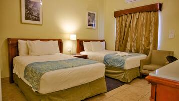 2 double Beds Deluxe Poolside | Roupa de alta qualidade, camas de colchão pillowtop, cofre no quarto