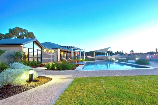 Piscina externa, espreguiçadeiras