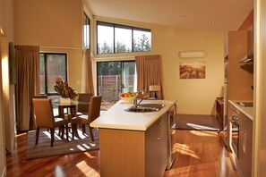 Suite, várias camas (Two-Bedroom Suite) | Cozinha privada | Um frigorífico, um micro-ondas, um forno, uma placa de cozinha 