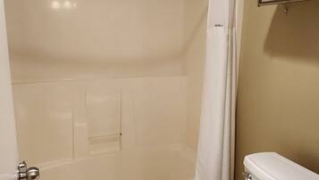 Uma combinação polibã/banheira, artigos de higiene pessoal grátis