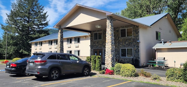 Crest Trail Lodge - Packwood, WA