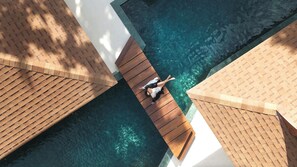 Piscina externa, funciona das 6h às 20h, espreguiçadeiras