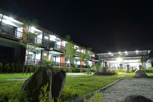 Fachada do alojamento (tarde/noite)