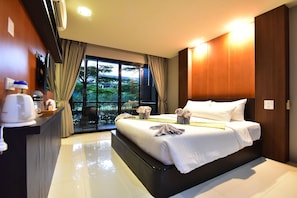 Deluxe Double Room Garden View with Balcony | Cofre no quarto, cortinas/cortinados opacos, berços/camas para crianças 
