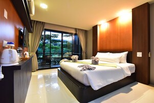 Deluxe Double Room Garden View with Balcony | Cofre no quarto, cortinas/cortinados opacos, berços/camas para crianças 