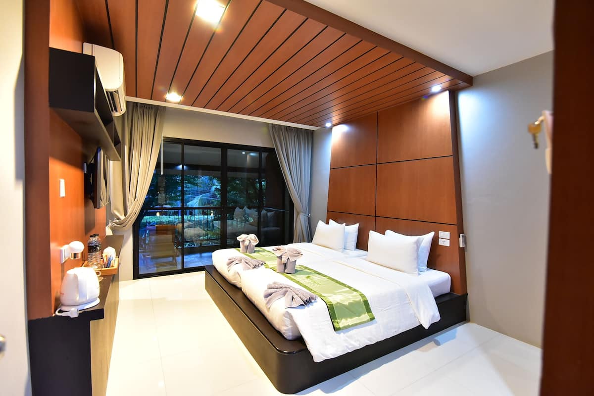 Deluxe Twin Room Garden View with Balcony | Cofre no quarto, cortinas/cortinados opacos, berços/camas para crianças